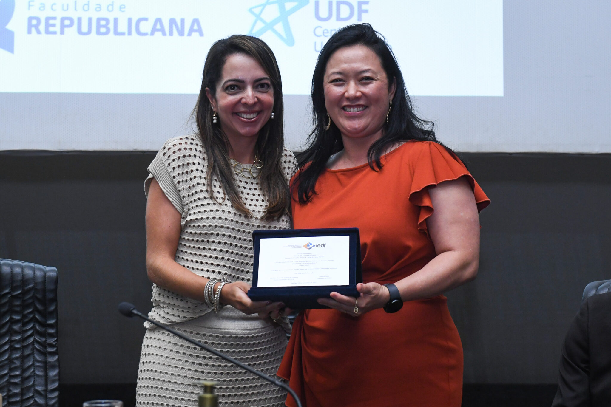 Juíza Federal Ana Lya Ferraz Gama Recebe Homenagem na Formatura do Projeto "Falando Direito 2023 ...